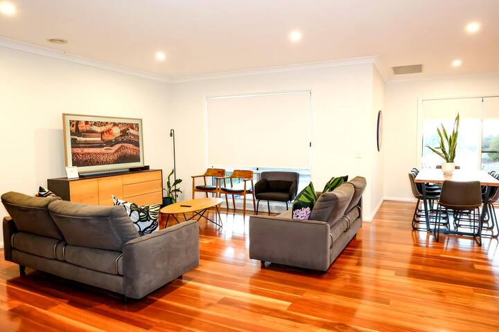 Cypress Hillside Wagga 4.5 Acres With Pool - Wagga Wagga