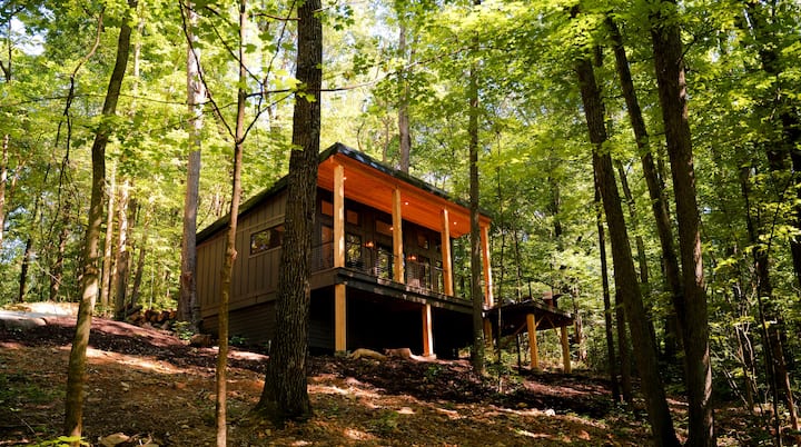 Modern + Moody Treehouse: The Den Hocking Hills - Estados Unidos