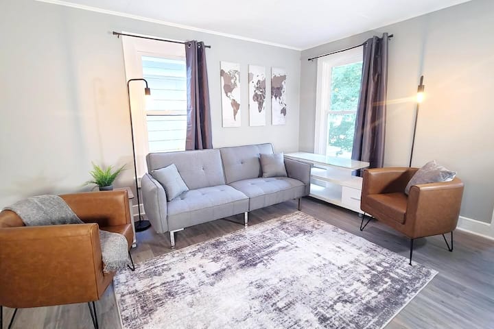 Pet Friendly Apt W/backyard Near Downtown - Fort Wayne, IN
