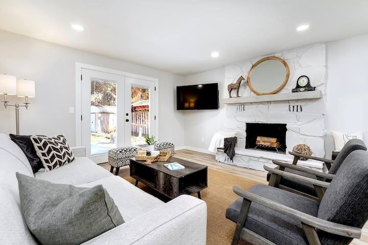 Gorgeous, Updated 3 Bed Downtown Eagle Home - Eagle Island State Park, Eagle