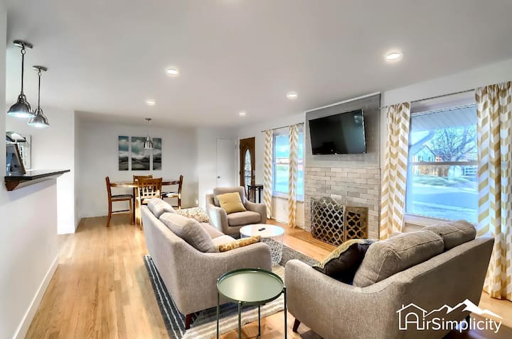 Mid-mod Home • Chefs Kitchen • 2 Living Rms • Yard - Highlands Ranch, CO
