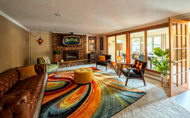 The Brady Haus: Hot Tub, Sleeps 10, 70's Vibe - Sioux Falls, SD