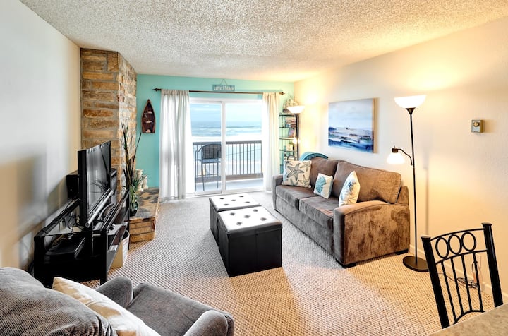 Cute Oceanfront Condo - Top Floor - Fireplace! - Lincoln City, OR