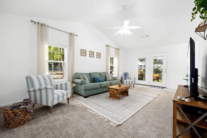 Coastal Retreat With Hot Tub, Close To The Beach - Pawleys Island, SC