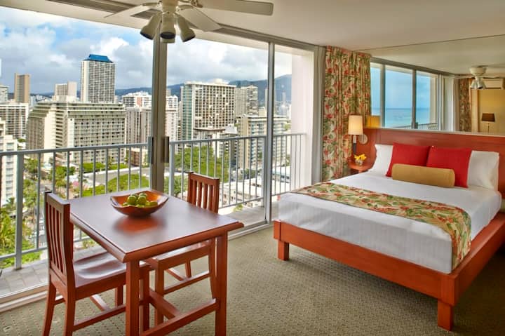 Seaside Serenity: Partial Ocean View - Honolulu, HI