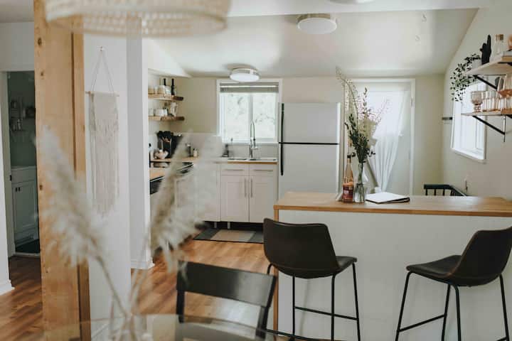 Spacious Seaside Retreat - Ladner