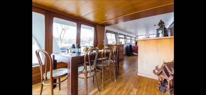 23 Best Airbnb Houseboat Rentals In Paris - Updated 2022 | Trip101