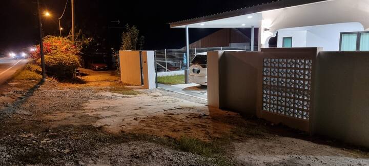 Spacious, Comfort, Clean And Accessible Home - Parit Raja