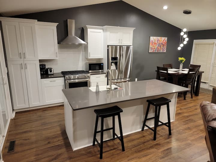 Spacious And Convenient Get Away - Iowa City, IA