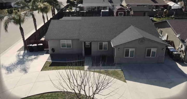Spacious Home Near Cntrl Visalia - Visalia, CA