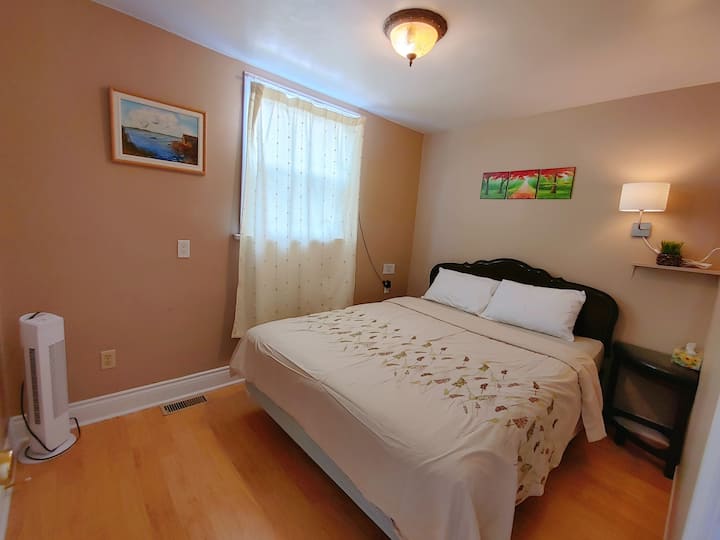 5 Min Walk To Falls, Free Parking, 2nd Floor Unit - Niagara Falls