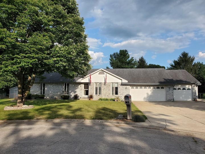 3 Bedroom , 2 Bath. 9 Miles From Notre Dame - Mishawaka, IN