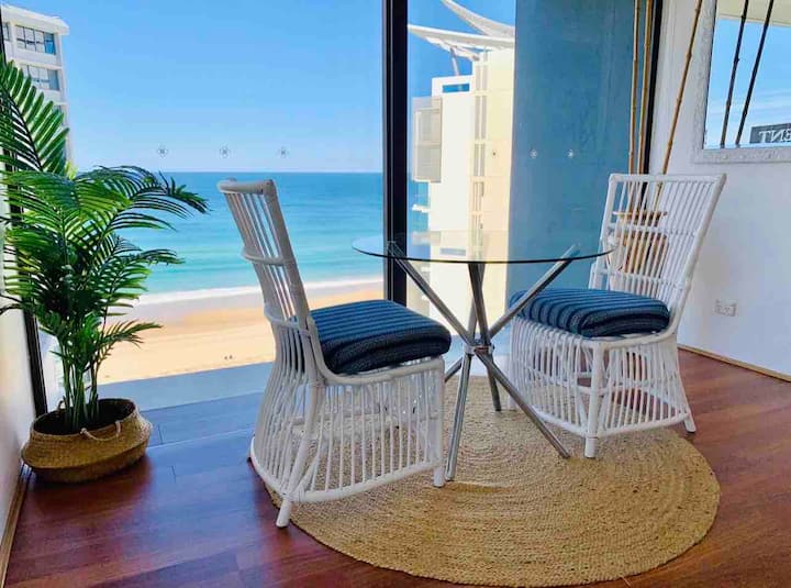 Absolute Beach Front Apartment - Surfers Paradise