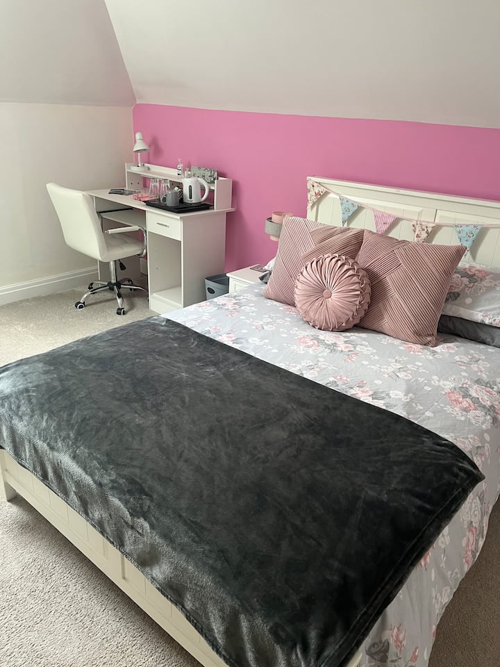 Double Bedroom With En-suite Shower Room . - Cardiff