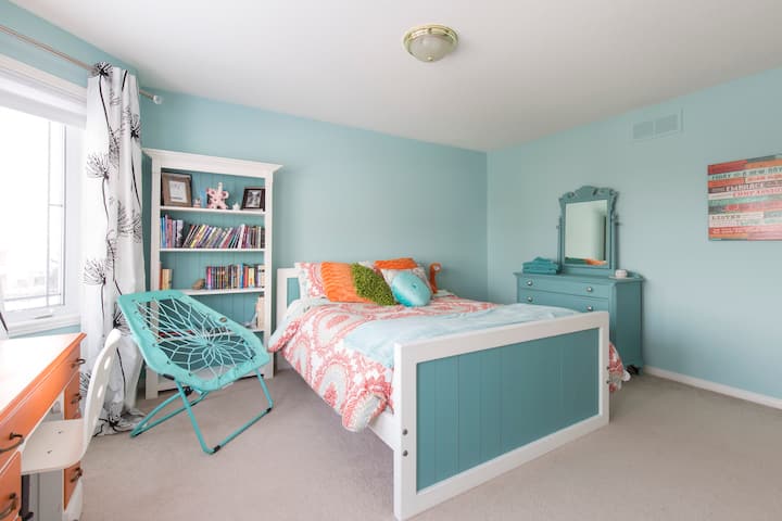 *Barrhaven Blue Room - Comfy Private Room For 2* - Ottawa