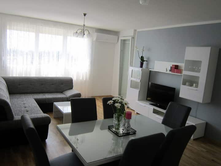 Brend New Two Bedroom Apartment - Podstrana