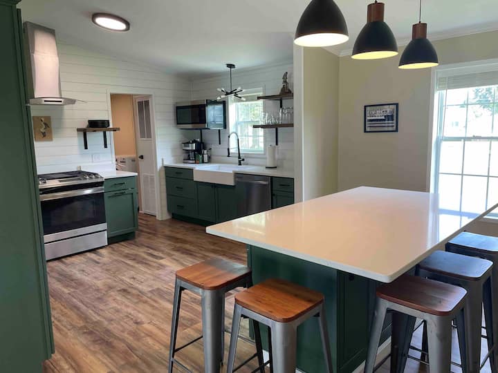 Vine Street- 3 Bed/2bath. Newly Remodeled - Illinois