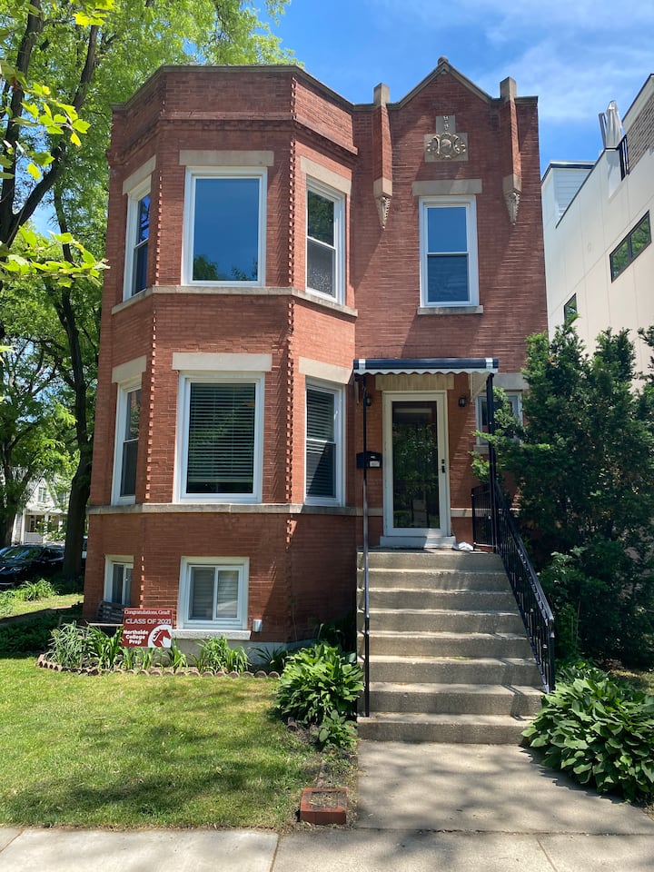 Beautiful, Sunny 2nd Floor 3br/1ba W Free Parking - Chicago, IL