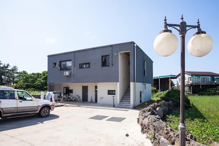 102호  협재해변 차로5분거리 아파트형 (45 M2)구조 편한안 잠자리와 내집 같은 느낌 - Jeju-si