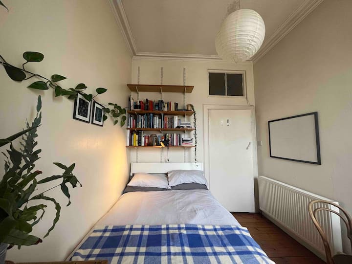 Room In Arty Central Apartment - Edinburgh