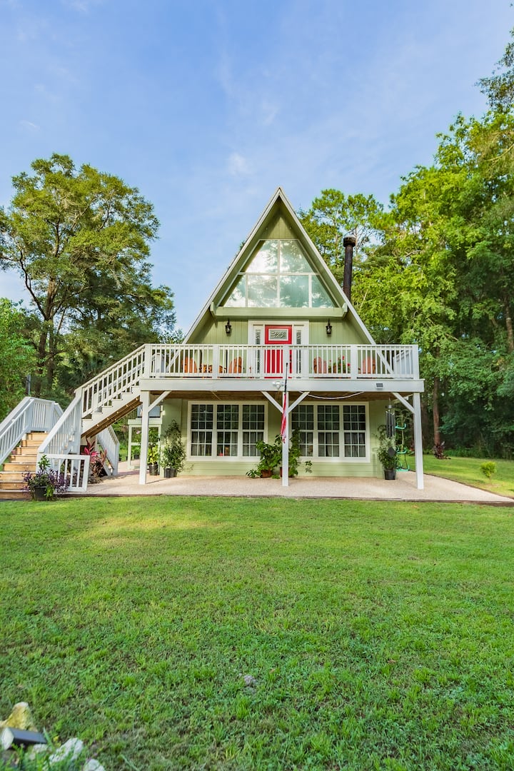 Coastal City Cabin: A Cozy Florida Getaway A-frame - Florida