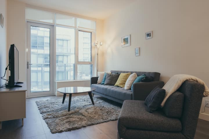 ★Modern Condo, Gym, Hot Tub, Sauna, River Access★ - Calgary