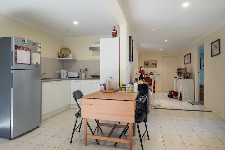 Spacious, Comfortable Room In Family Home - Brisbane