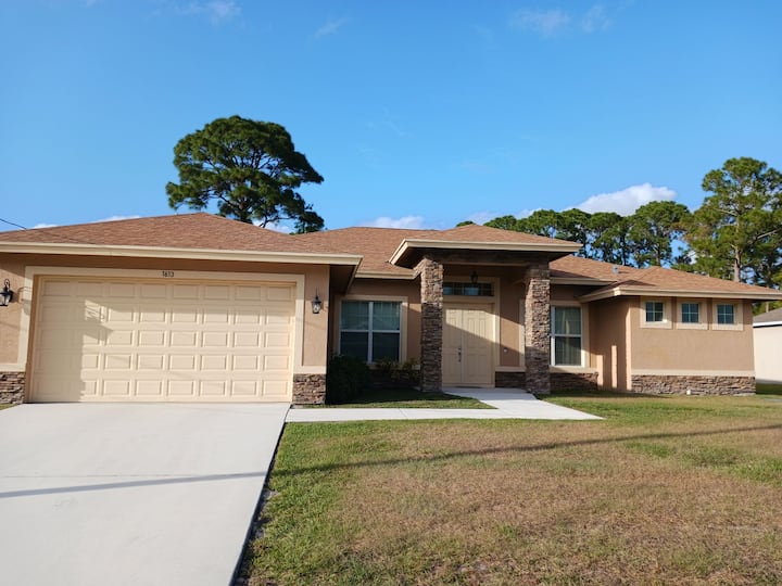 Cheerful 4 Bedroom 3 Bath Beautiful Family Home. - Florida