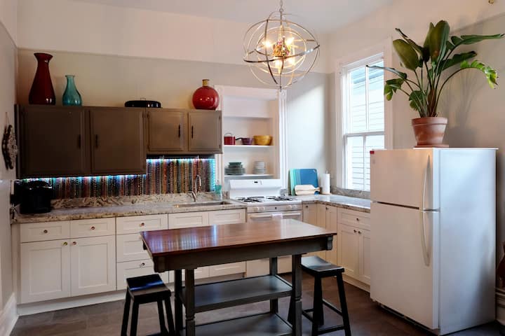 Lovely Mid-city 2-bedroom - Metairie, LA