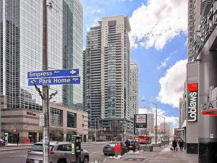 Luxury 1 Bed + 1/5 Baths & Den + Access To Subway! - Toronto