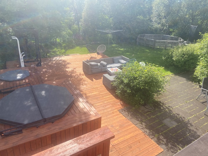 Bright Family Home Garden & Hot Tub Laugardalur - Reykjavík