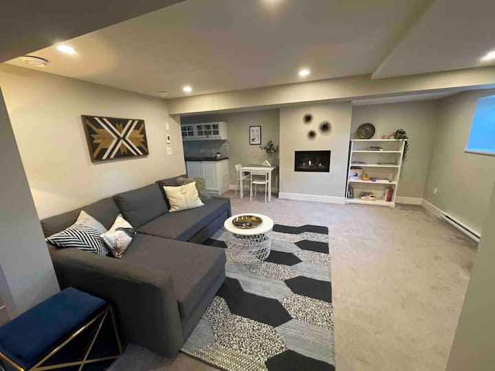 Private Suite Near Skytrain & Rocky Point - Port Moody
