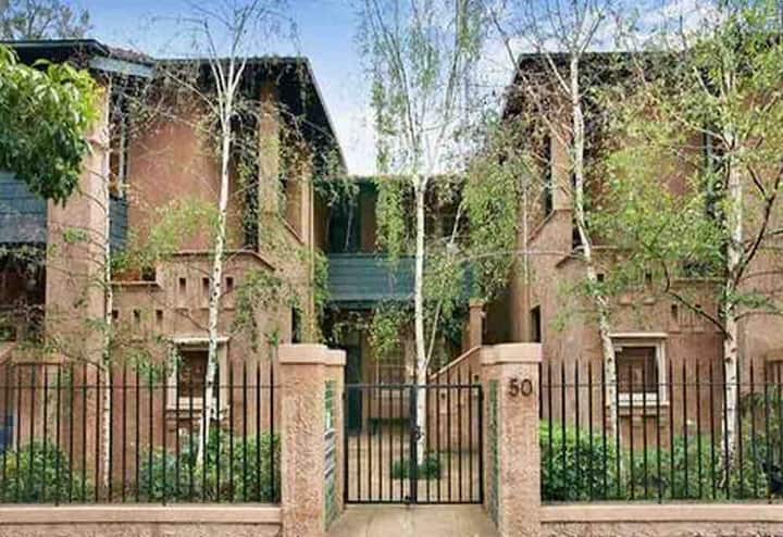 Leafy Art Deco Apartment In Historic St Kilda - Avustralya