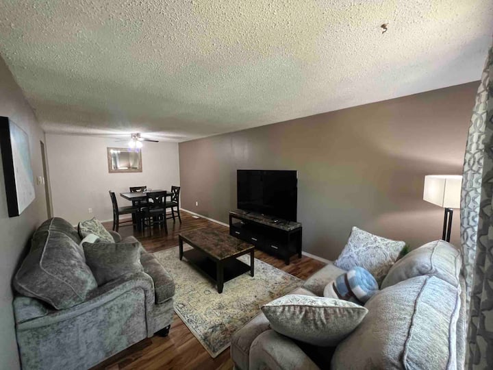 Cozy 2 Bedroom Condo For Work Or Relaxation - Lloydminster