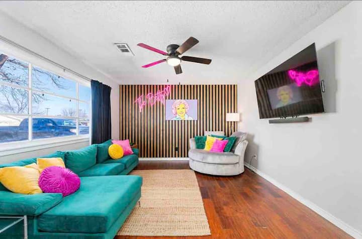 The Betty | Hot Tub | Sleeps 10 | Fire Pit - Lubbock, TX