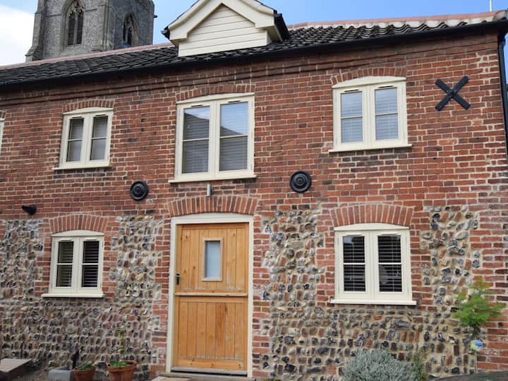 Two Church View Cottages, The White Lady, Worstead - Horning