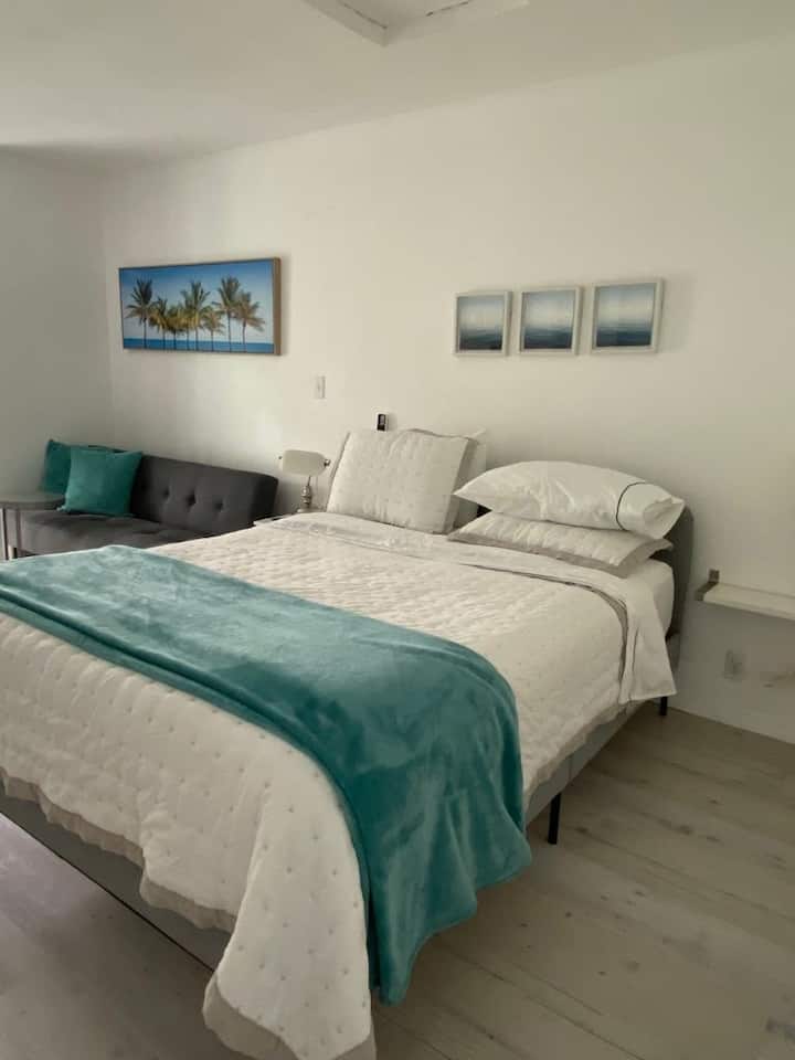 Charming Efficiency By The Lake - Kissimmee, FL