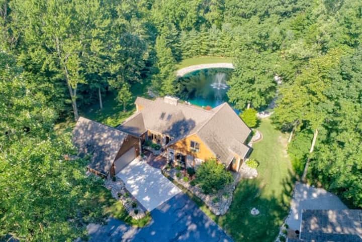 5 Acres Of Complete Bliss! (Hot Tub, Pond, Trails) - フランケンマス, MI