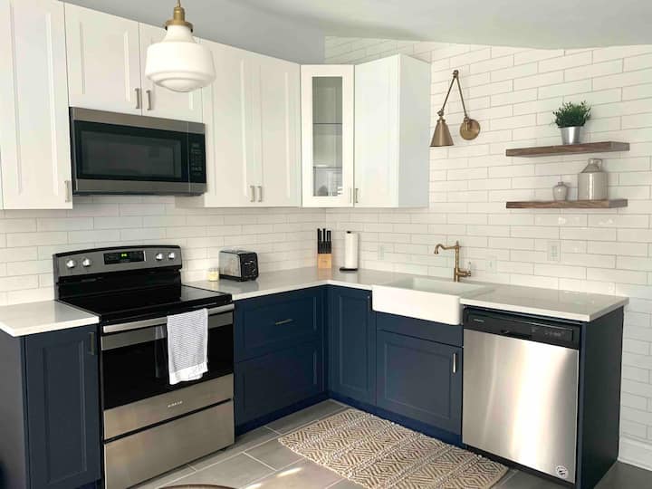 Brewers Hill Cottage, Newly Renovated Near Fiserv! - Milwaukee, WI
