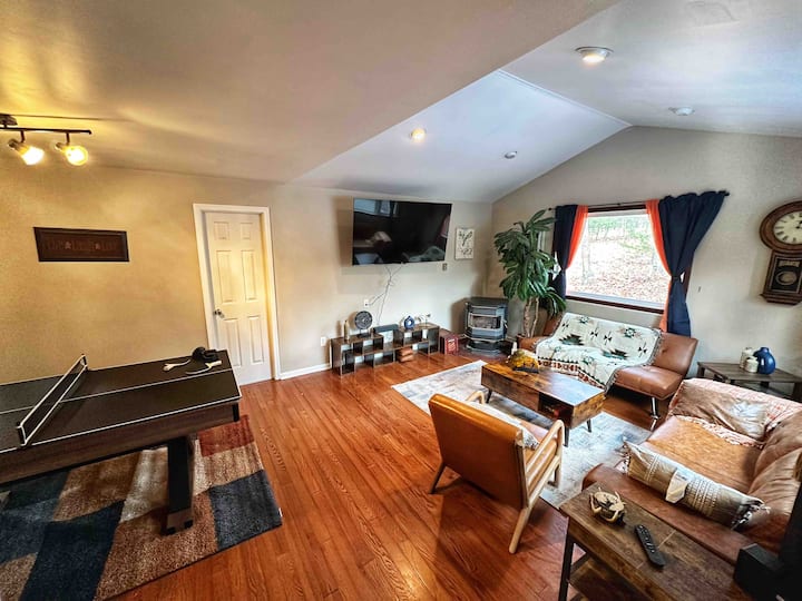 Fun-filled Cabin W/pool, Sauna, Arcades, & Hot Tub - Berkeley Springs, WV