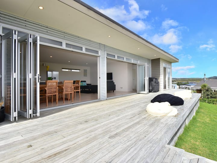 Modern Family Suntrap With Views Of Brynderwyns - Mangawhai Heads