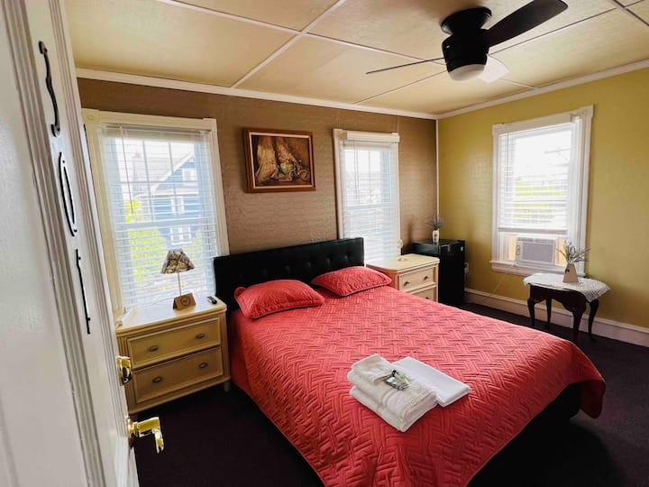 301 Private Room , Queen Bed, Private Bathroom. - Ocean City, NJ