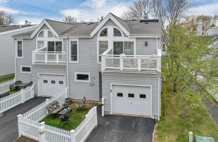 Chic Townhome Across Street From Short Sands Beach - Kittery, ME