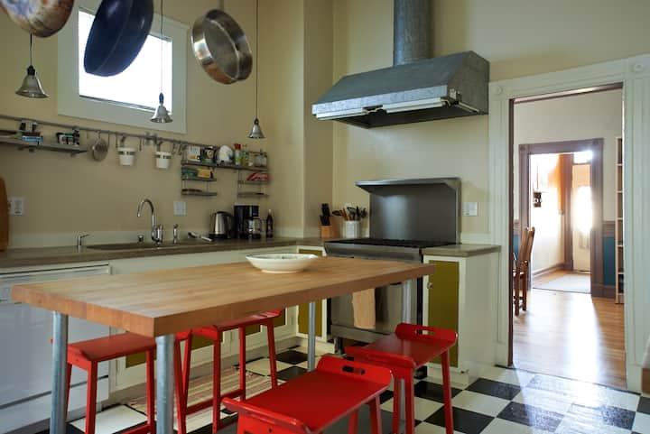 Victorian 2 Br Walkable To Mission St & Bernal Hts - San Francisco, CA