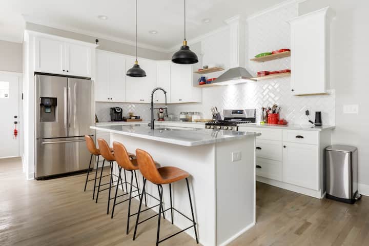 Renovated Bungalow With A Country Feel Near Downtown - Atlanta, GA
