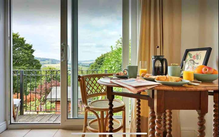 The Hideaway. Great Views, Garden & Location - Peak District
