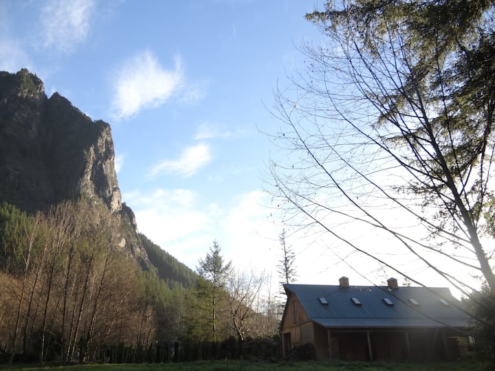 Barn House At Base Of Twin Peaks (Mt Si) - Snoqualmie, WA