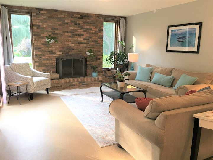 The Garden Hideaway-quiet, 6 Miles To Silver Beach - Lemon Creek Winery, Berrien Springs