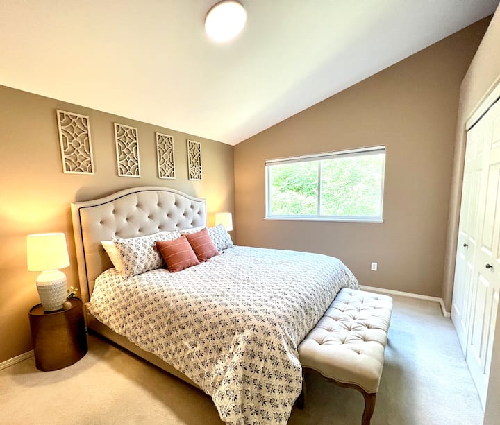 Contemporary Turnagain Townhome - Anchorage