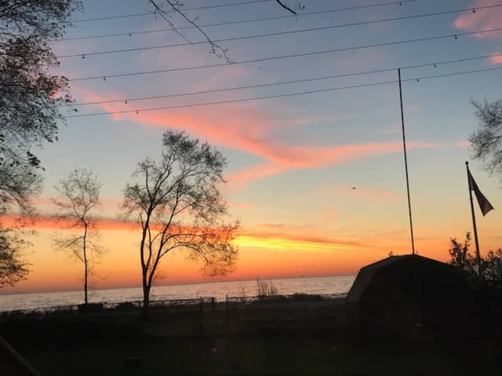 Beachfront 3bdrm Renovated Apt Lower - Prof Clean - 哈密爾頓